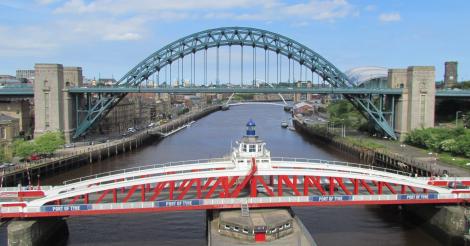 Newcastle-upon-Tyne citcy centre walk: River Tyne